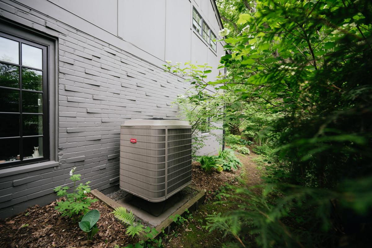 How a dual fuel heat pump system with natural gas backup balances ...